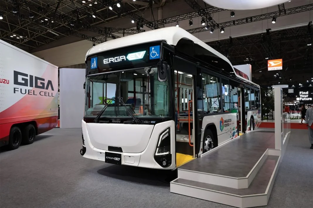 Isuzu Kenalkan Erga EV, Bus Flat-Floor Bertenaga Baterai Pertama di ...