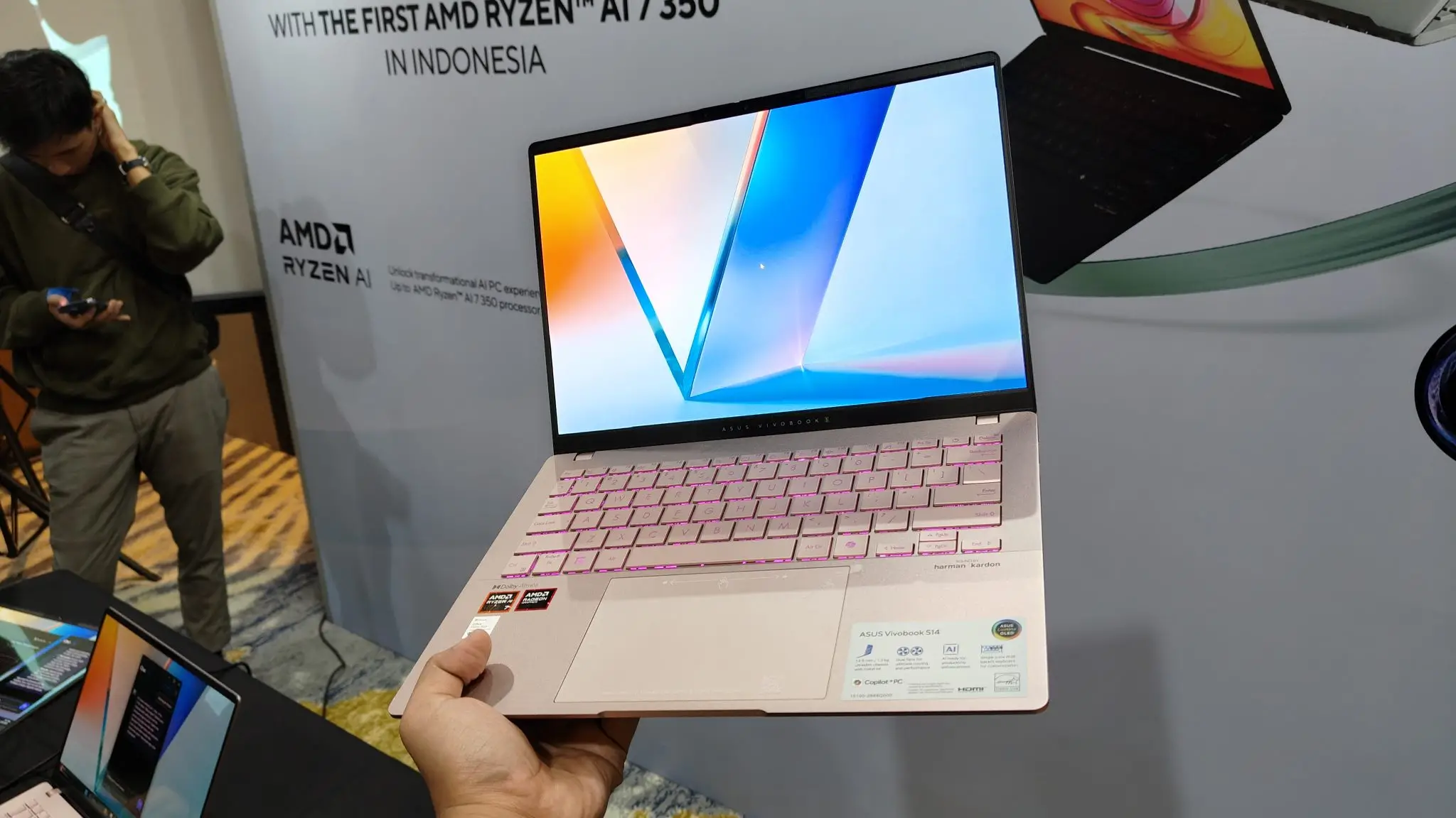 ASUS Rilis Vivobook S14 OLED (M5406), Laptop Pertama Dengan Prosesor AMD Ryzen AI 7 350 Di ...